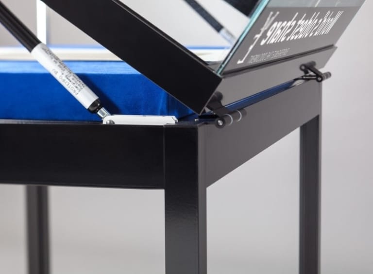 Easy Open Showcase Table with Gas Springs | Luminati