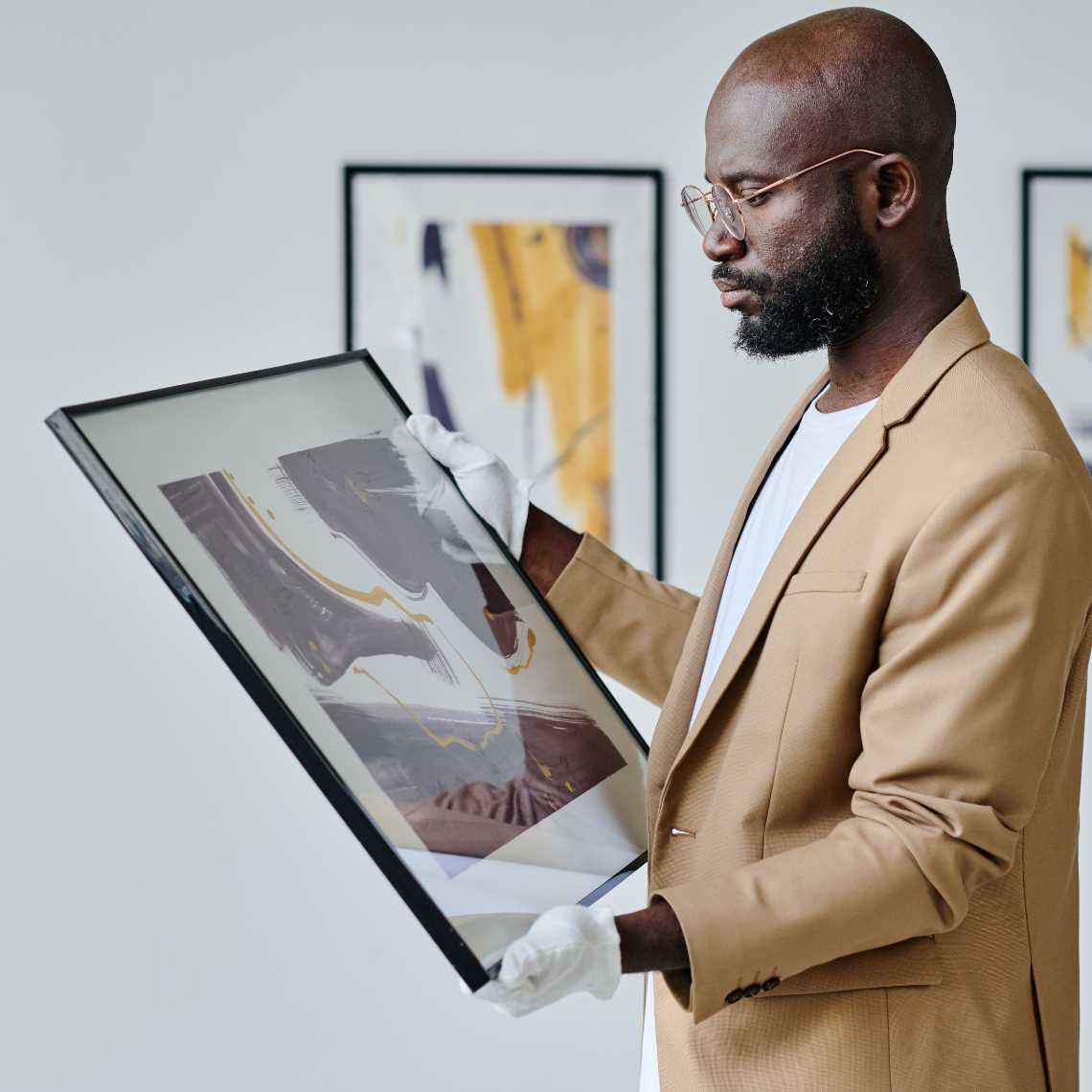 How to Choose the Perfect Frame for Your Business Displays | Luminati